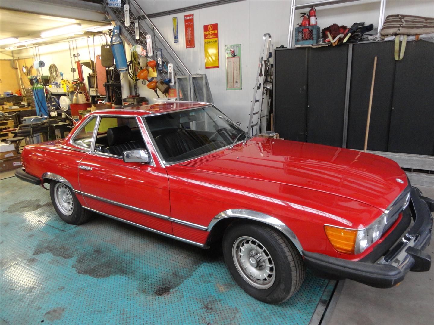 Mercedes-380SL red | Joop Stolze Classic Cars