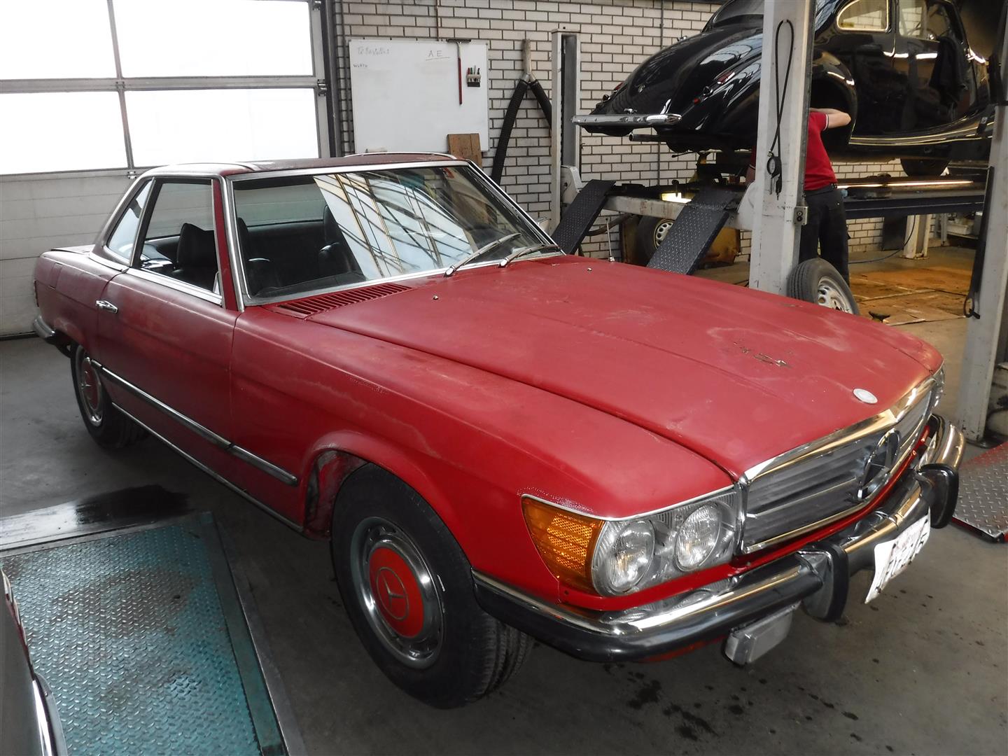 Mercedes-450SL 1972 red | Joop Stolze Classic Cars