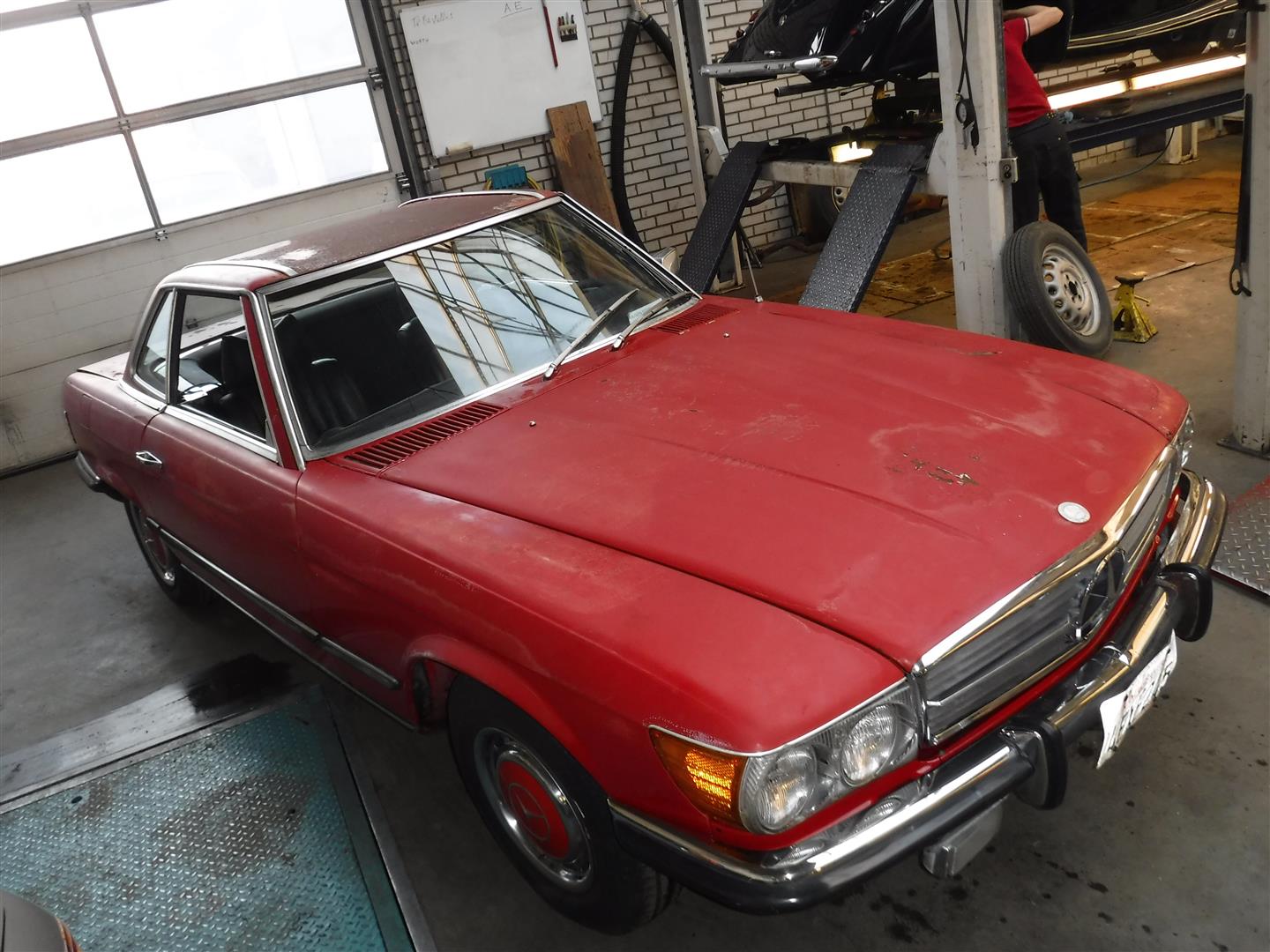 Mercedes-450SL 1972 red | Joop Stolze Classic Cars