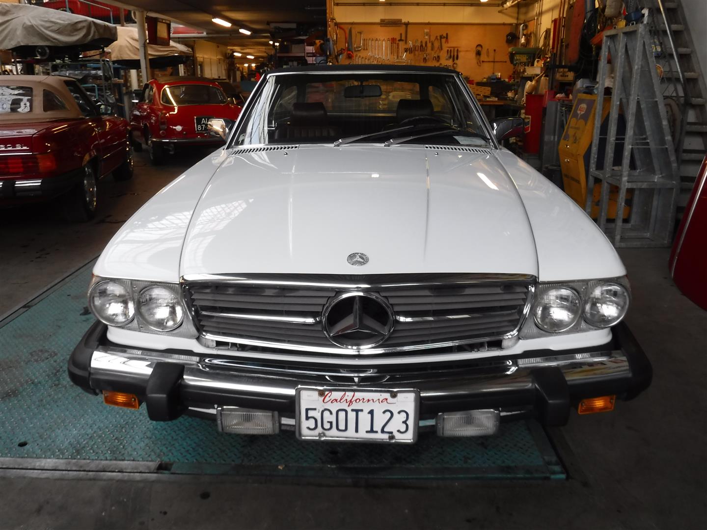 Mercedes-560SL white '86 | Joop Stolze Classic Cars