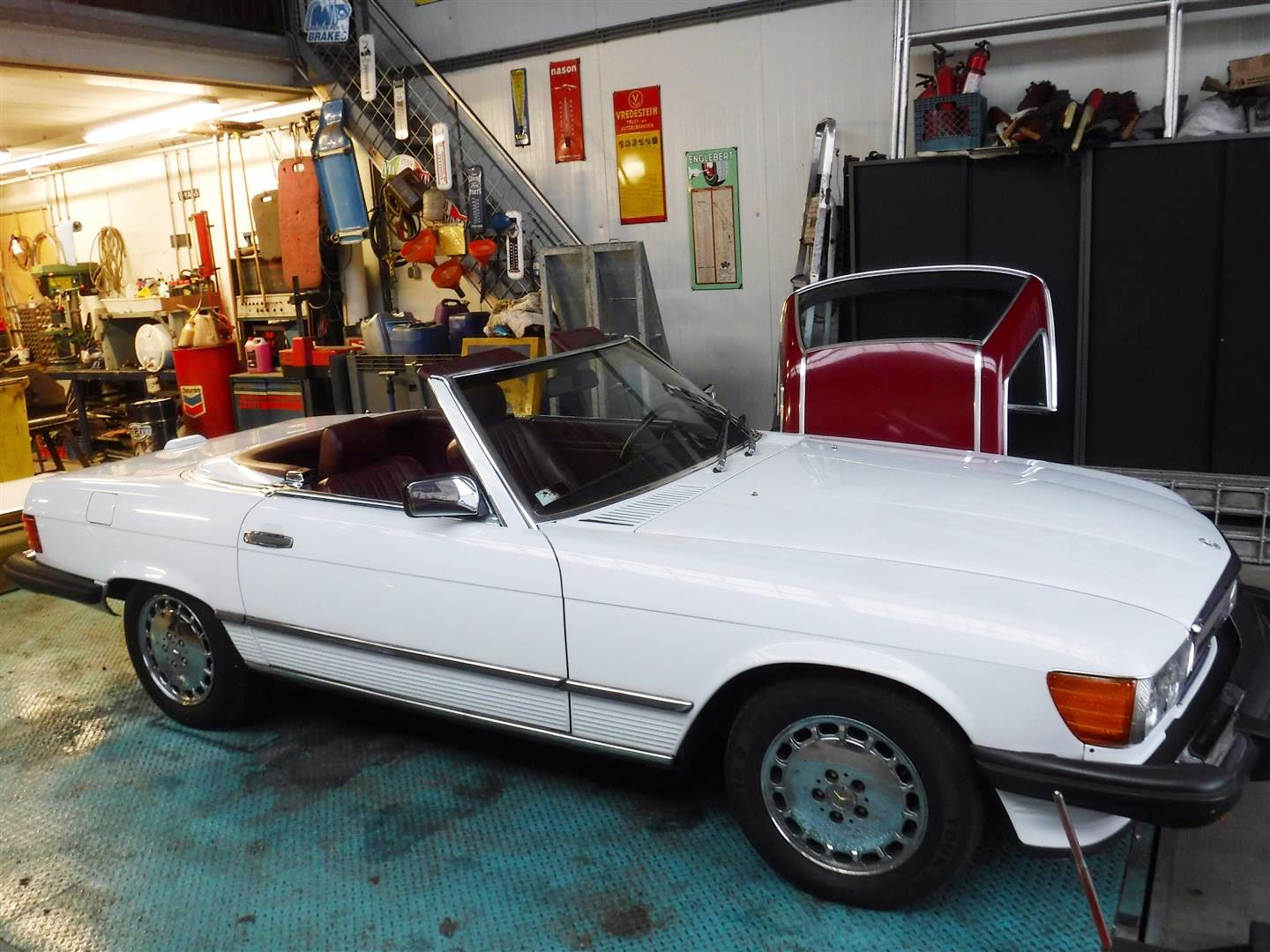 Mercedes-560SL white '86 | Joop Stolze Classic Cars