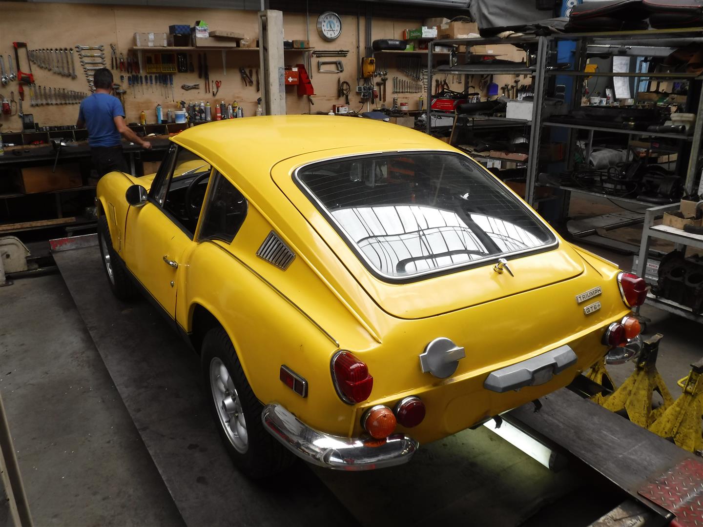 Triumph-GT6 yellow | Joop Stolze Classic Cars