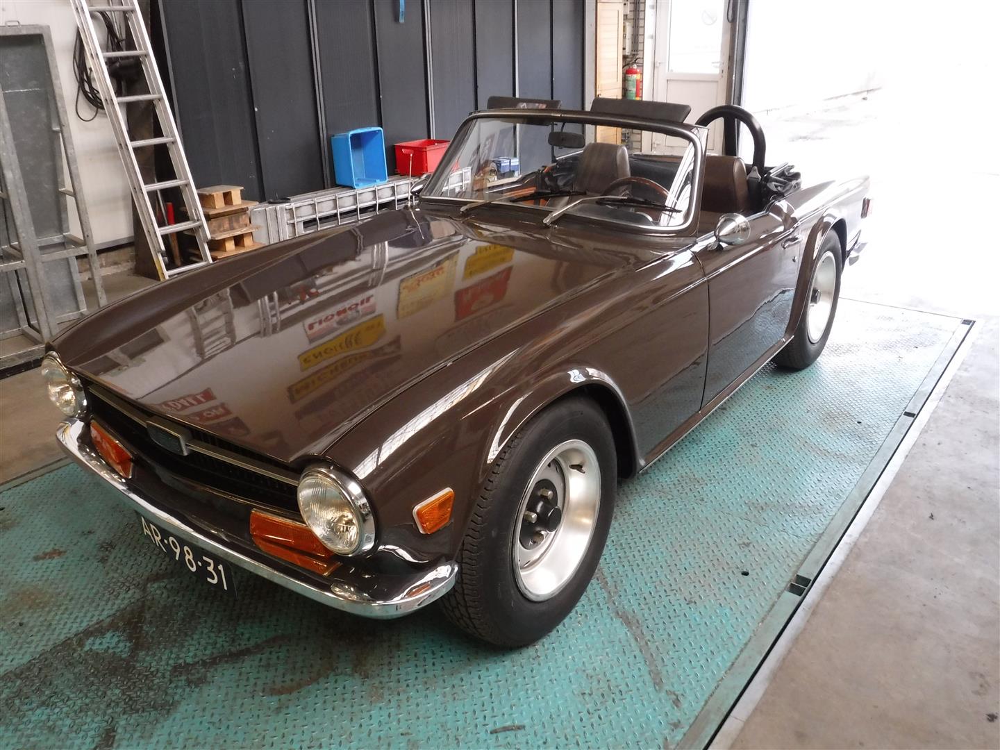 Triumph-TR6 brown '71 | Joop Stolze Classic Cars