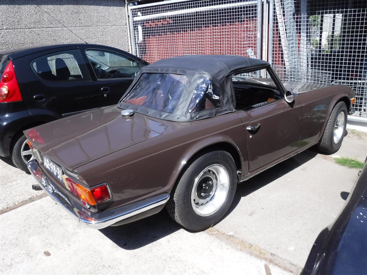 Triumph-TR6 brown '71 | Joop Stolze Classic Cars