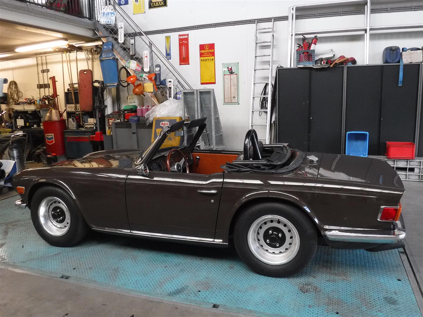 Triumph-TR6 brown '71 | Joop Stolze Classic Cars