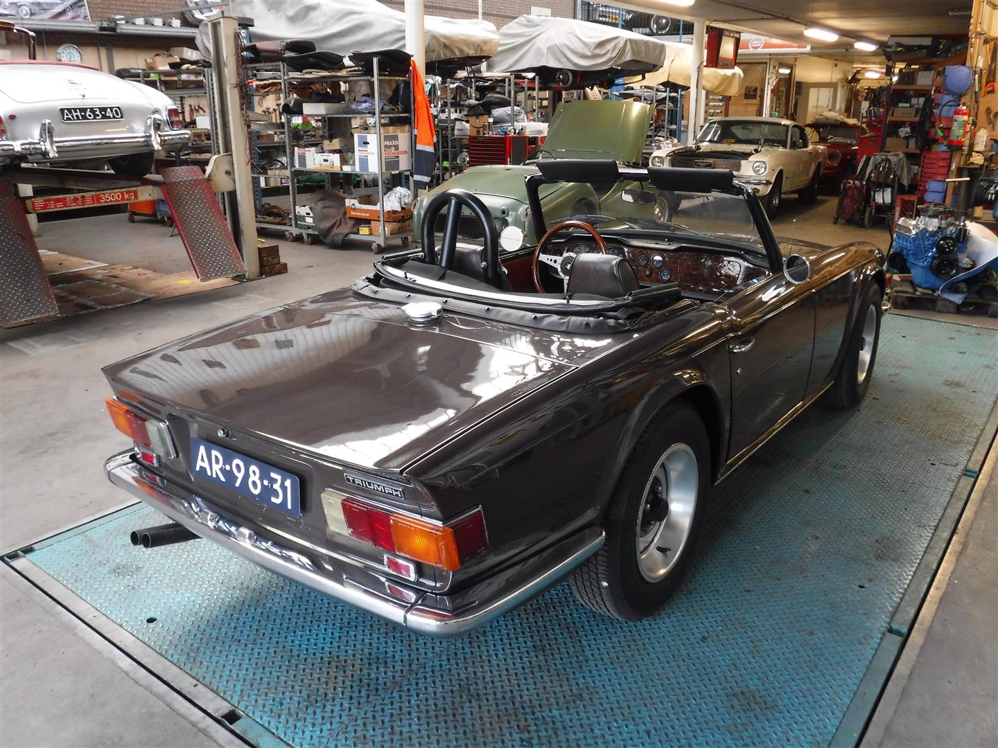 Triumph-TR6 brown '71 | Joop Stolze Classic Cars