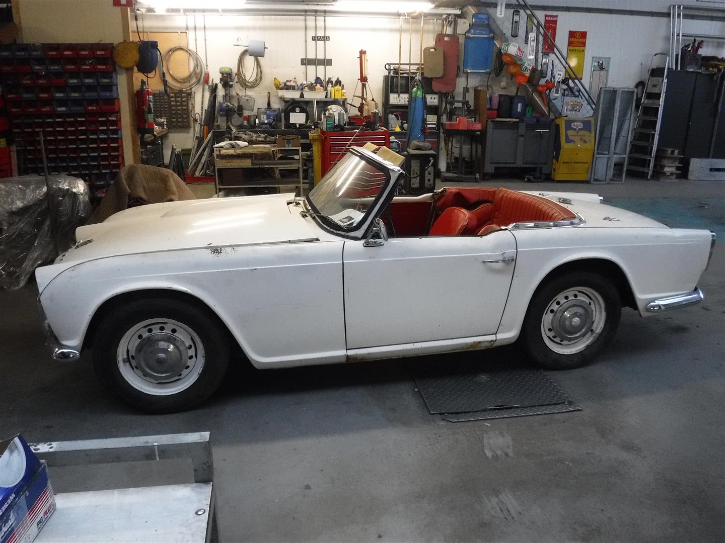Triumph-TR4 white | Joop Stolze Classic Cars