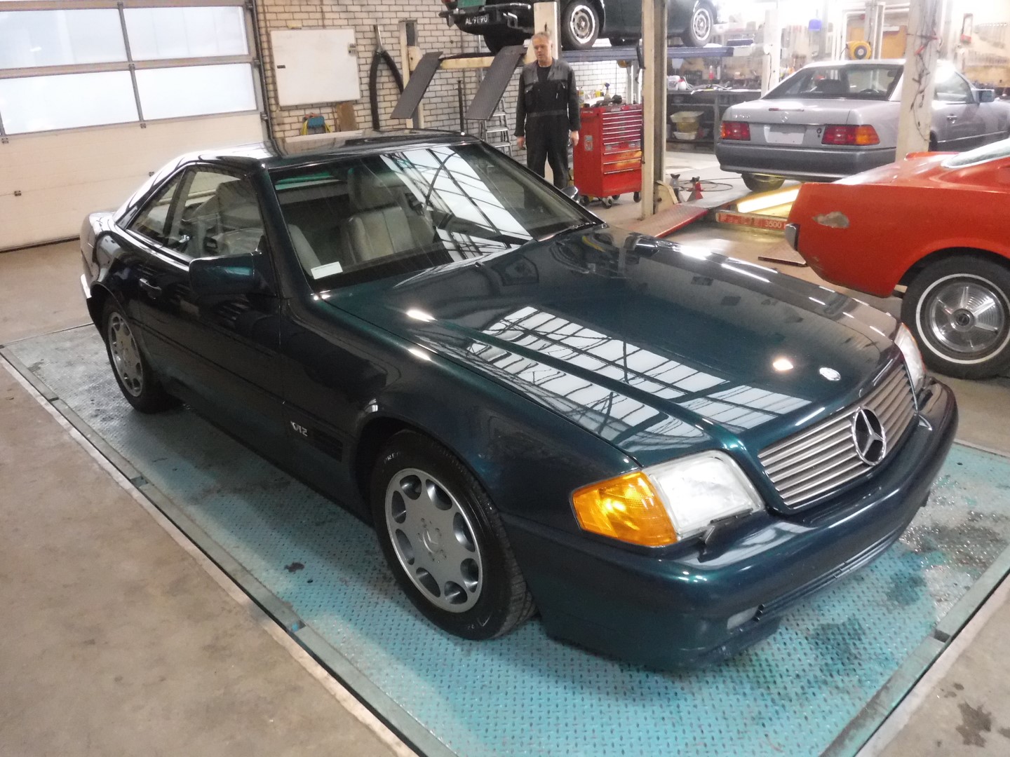 Mercedes-600SL R129 green | Joop Stolze Classic Cars