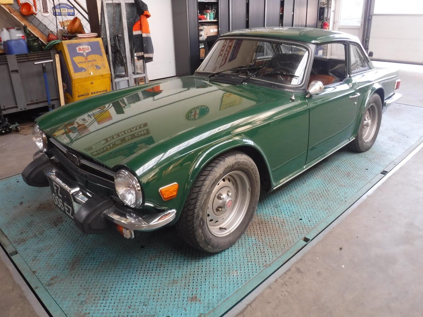 Triumph-TR6 green 1976 | Joop Stolze Classic Cars