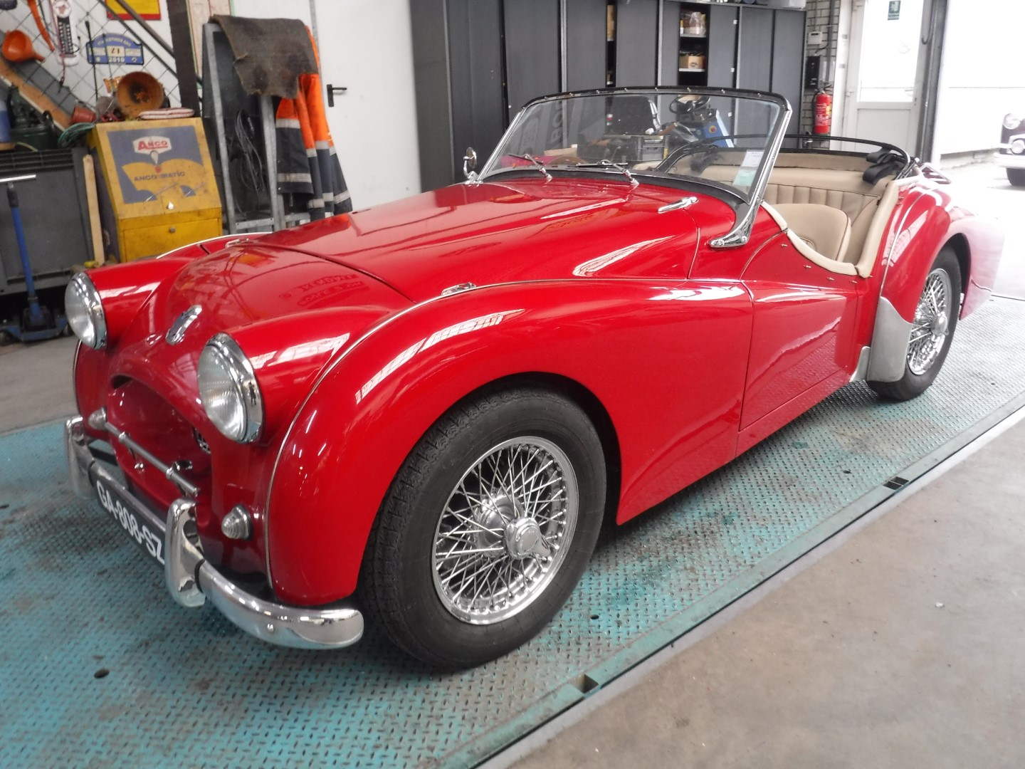 Triumph-TR2 red RHD | Joop Stolze Classic Cars