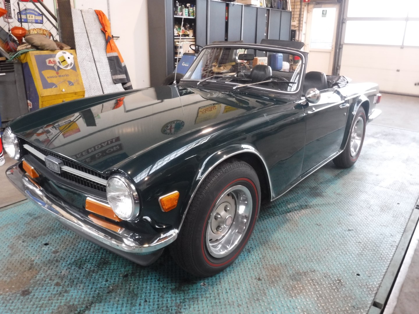 Triumph-TR6 green 1972 | Joop Stolze Classic Cars