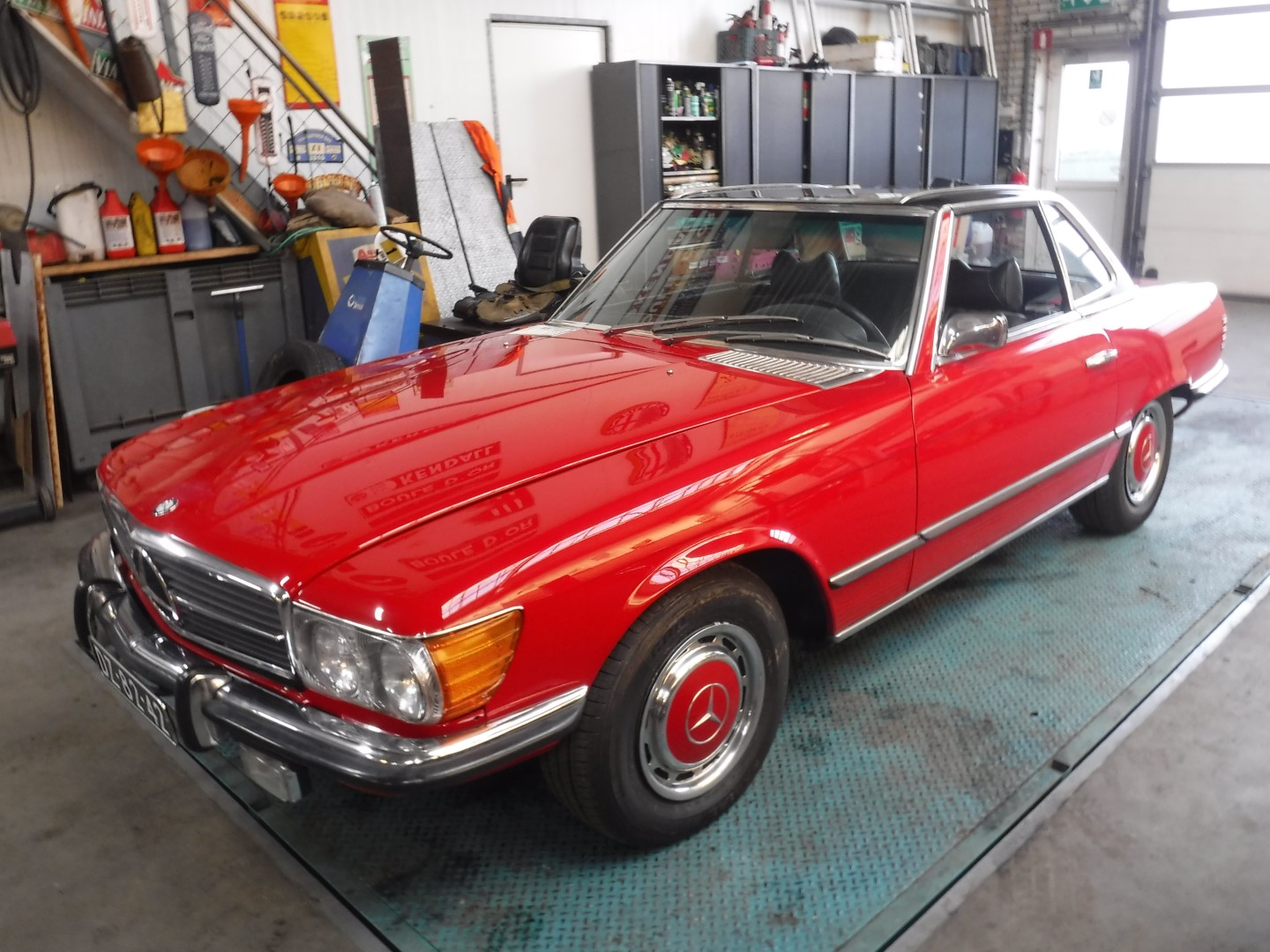 Mercedes-450SL '72 red | Joop Stolze Classic Cars